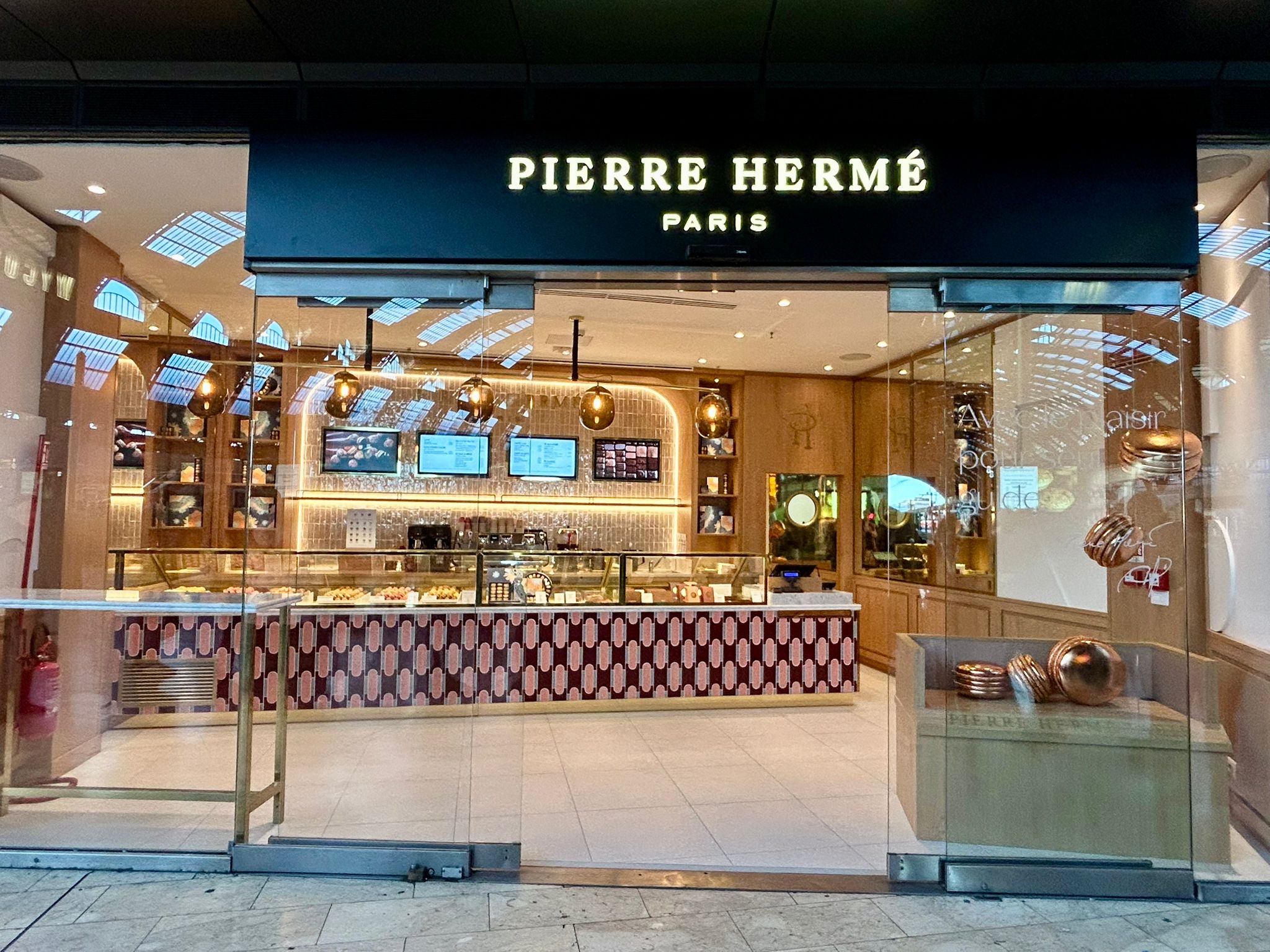 MILANO CENTRALE, LA PRIMA BOUTIQUE DI PIERRE HERMÉ IN ITALIA - Dolcesalato